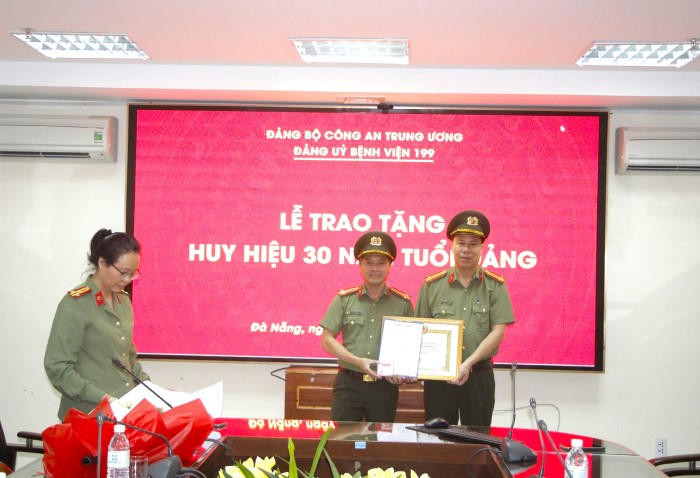 Bệnh viện 199 - BCA | Trao tặng Huy hiệu 30 năm tuổi Đảng cho Đảng viên của Đảng ủy Bệnh viện 199